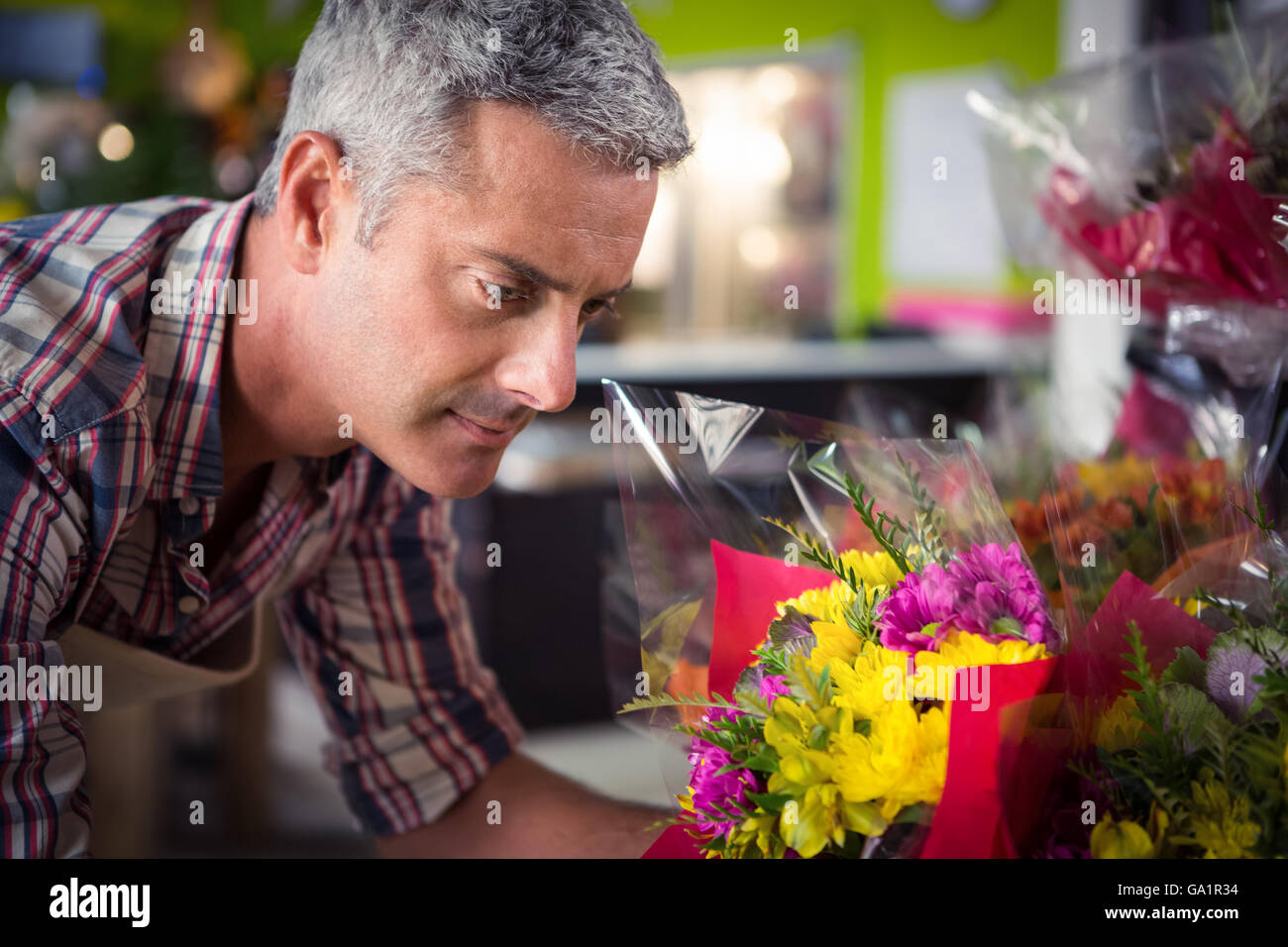 Male florist arranging bouquet of flower Stock Photo - Alamy