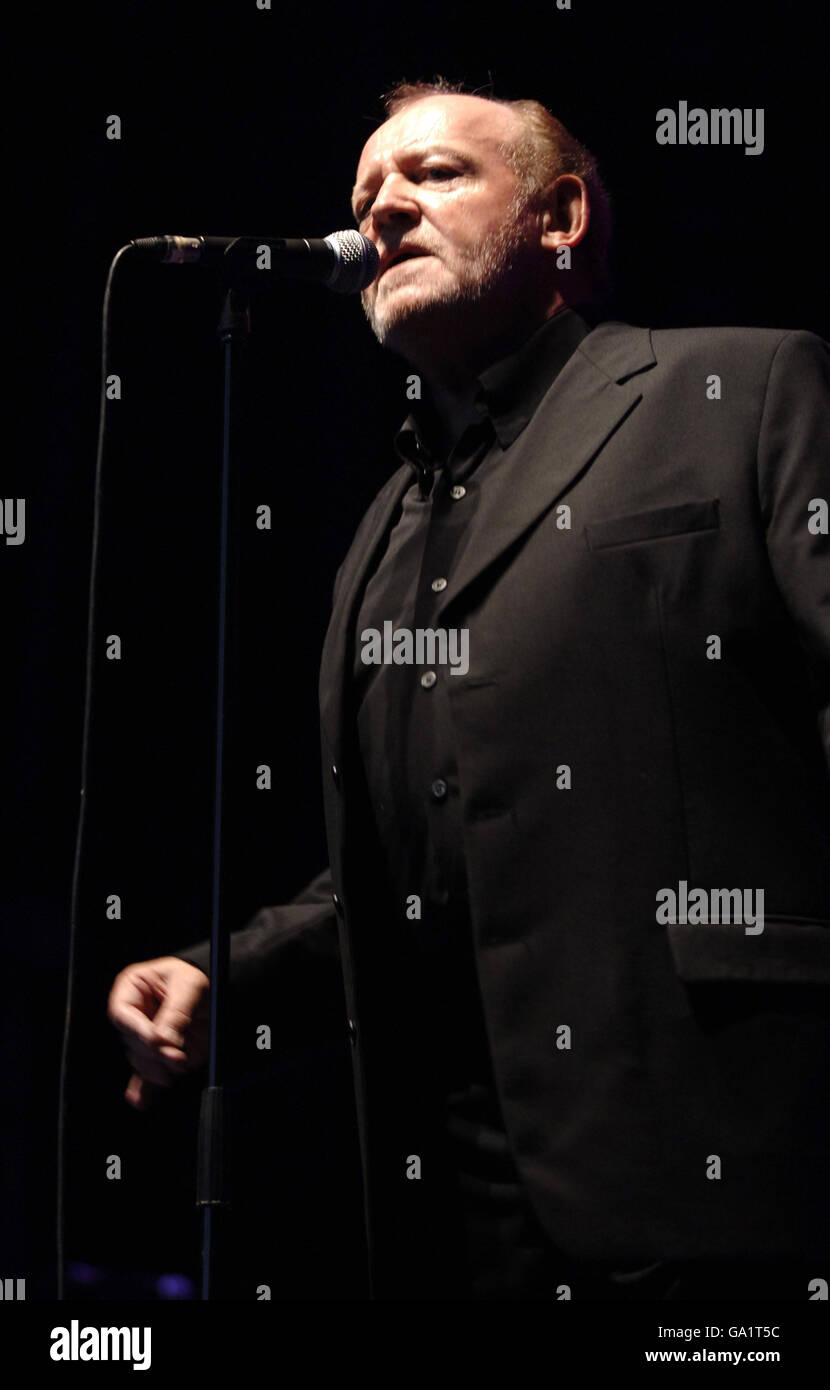Joe cocker in concert london hi-res stock photography and images - Alamy