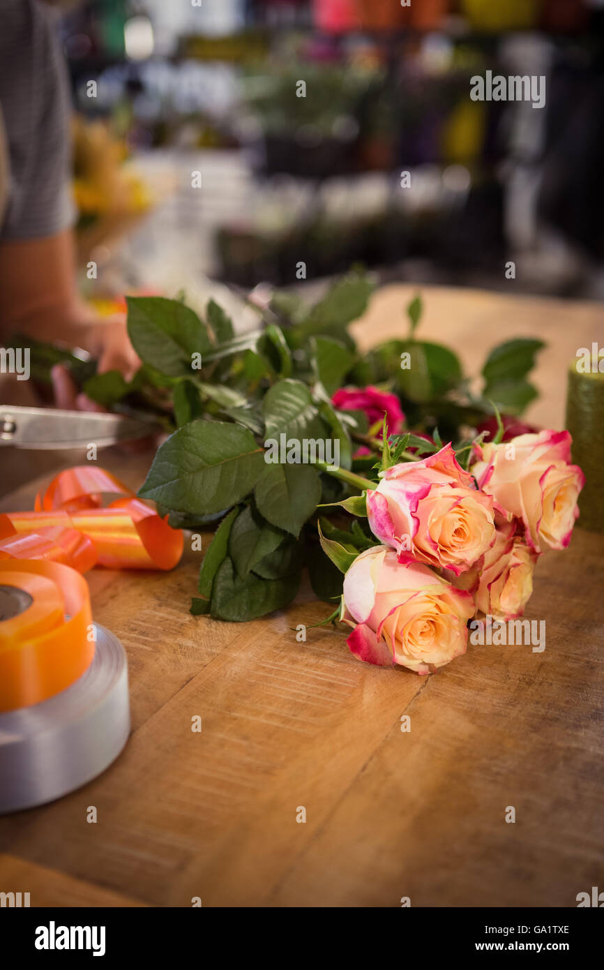 Bunch of pink roses on table Stock Photo - Alamy
