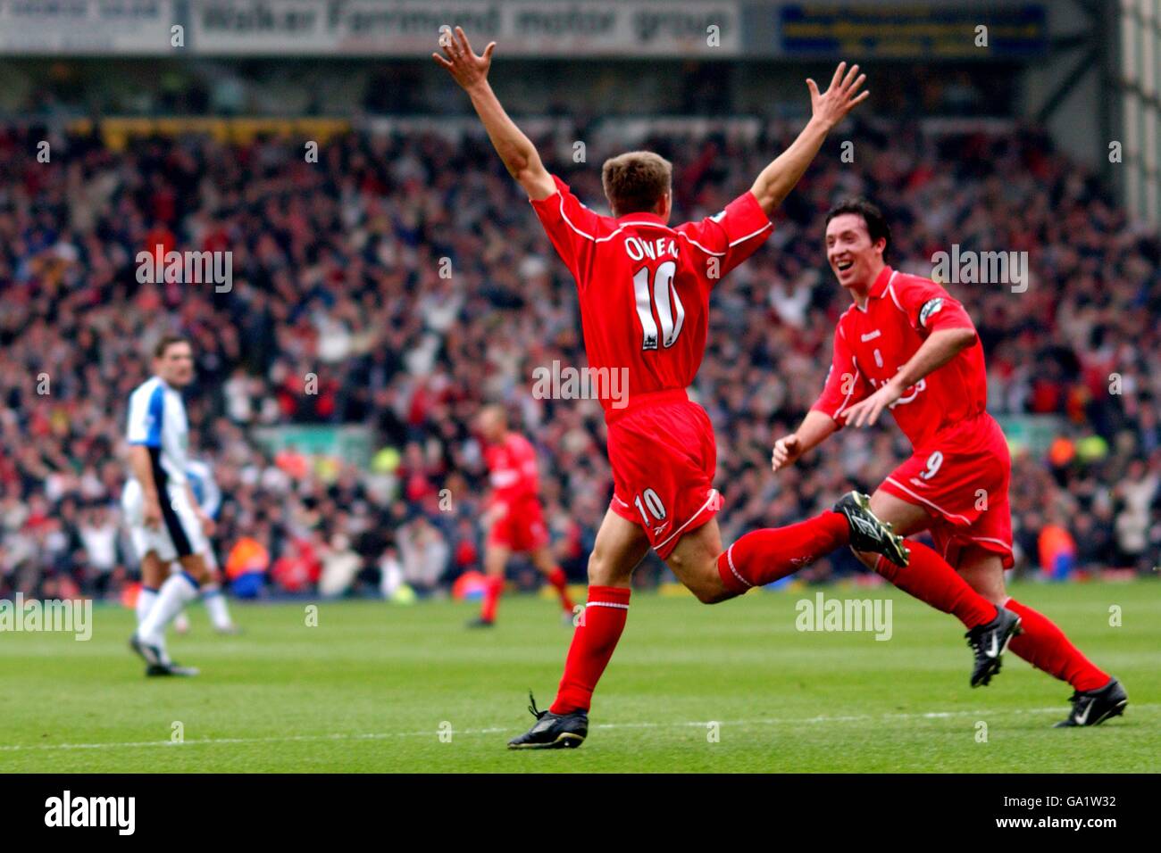Liverpool's Michael Owen turns to celebrate with Robbie Fowler after ...