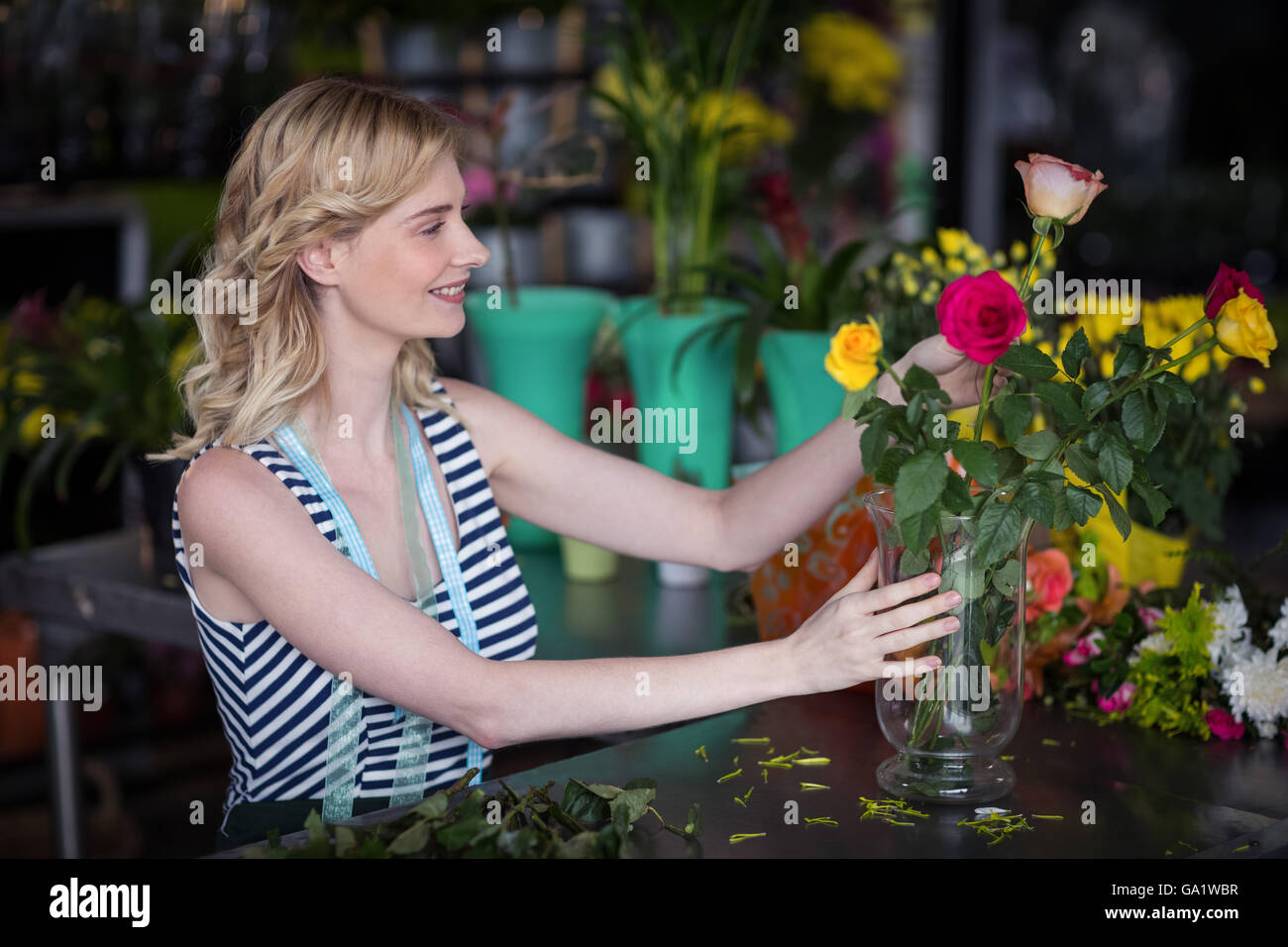 Female florist arranging flower bouquet in vase Stock Photo - Alamy