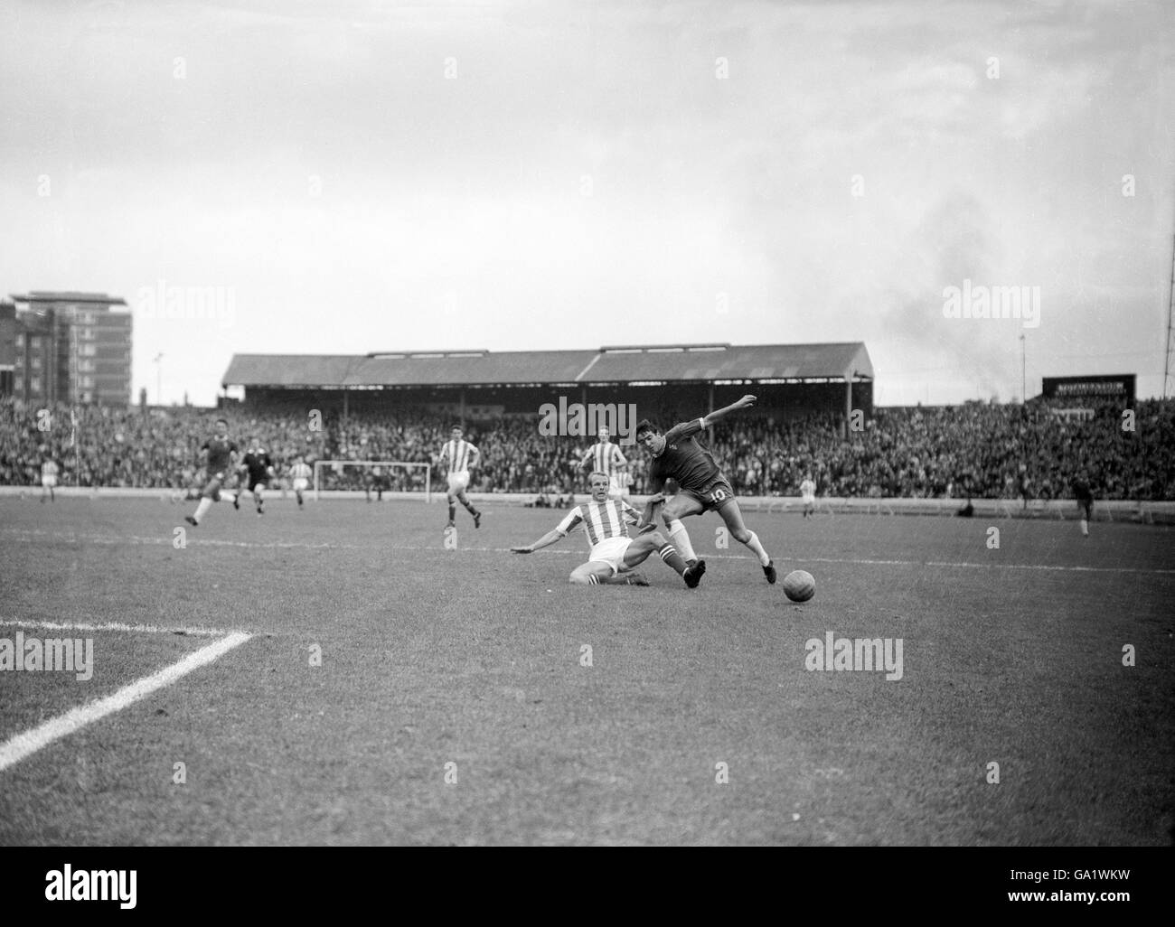 (L-R) Stoke City's Calvin Palmer tackles Chelsea's Terry Venables Stock ...
