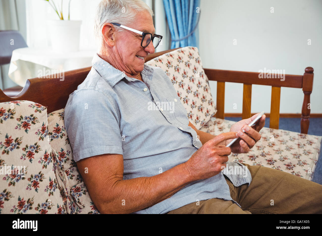 Senior citizen using smartphone hi-res stock photography and images - Alamy