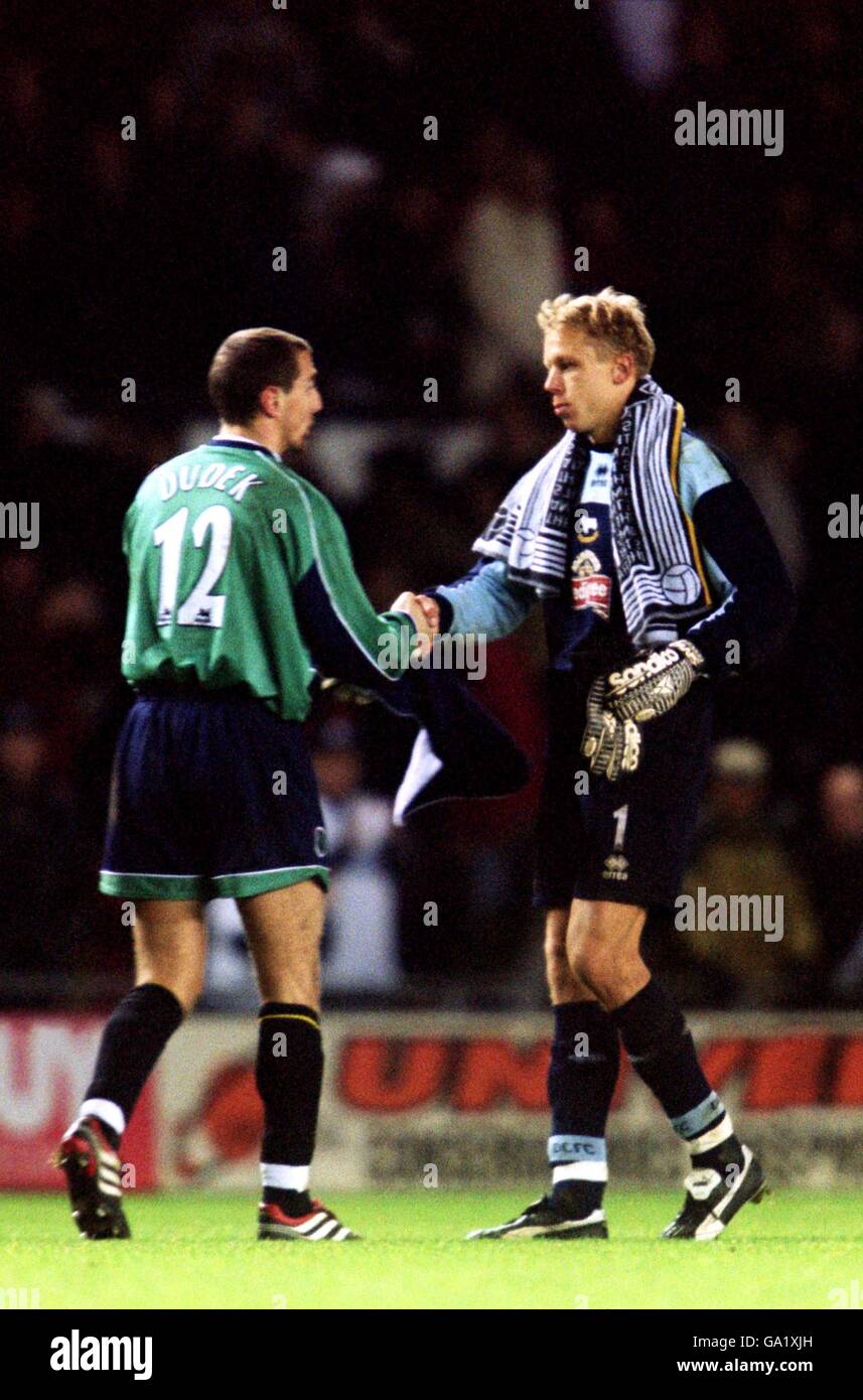 Liverpool's goalkeeper Jerzy Dudek shakes hands with Derby Keeper Mart ...