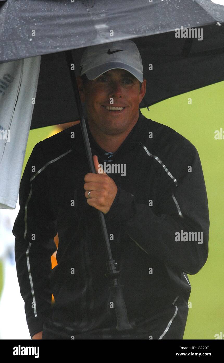 American Justin Leonard takes shelter during The Open Championship at ...