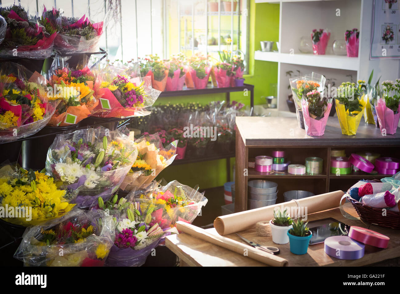 Bouquet of flower and gift wrapping items Stock Photo - Alamy