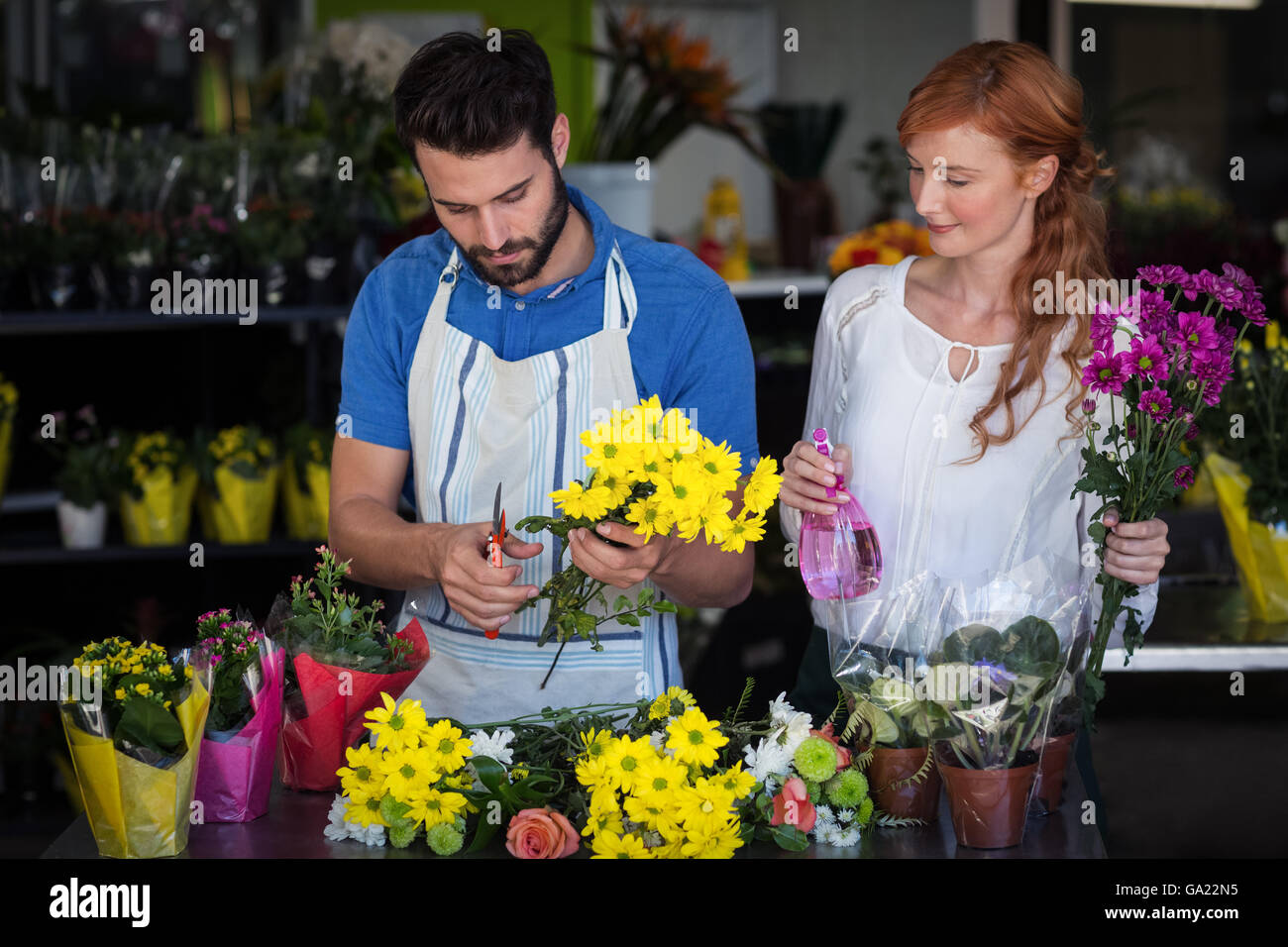 Couple preparing flower bouquet Stock Photo - Alamy