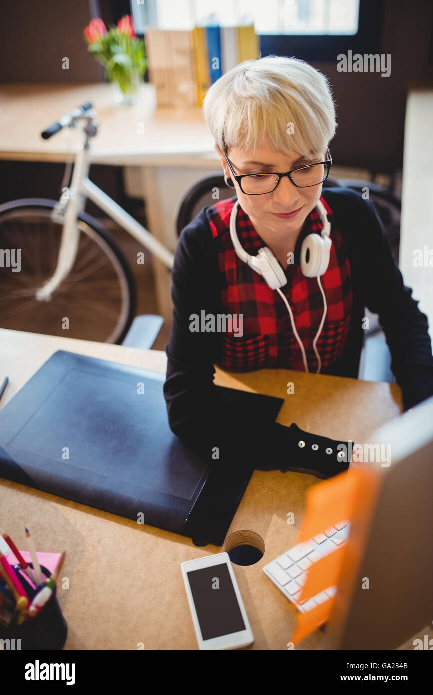 Female digital designer smartphone hi-res stock photography and images ...