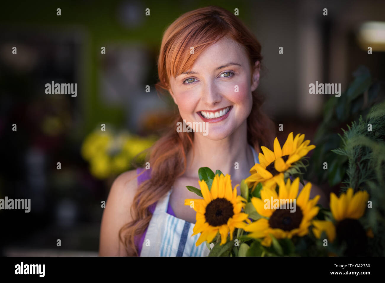 Portrait of female florist smiling Stock Photo - Alamy