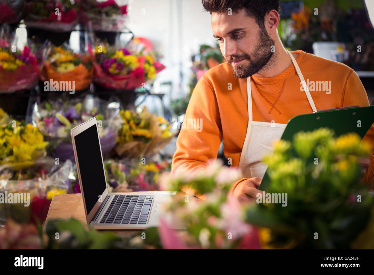 Checking order hi-res stock photography and images - Alamy