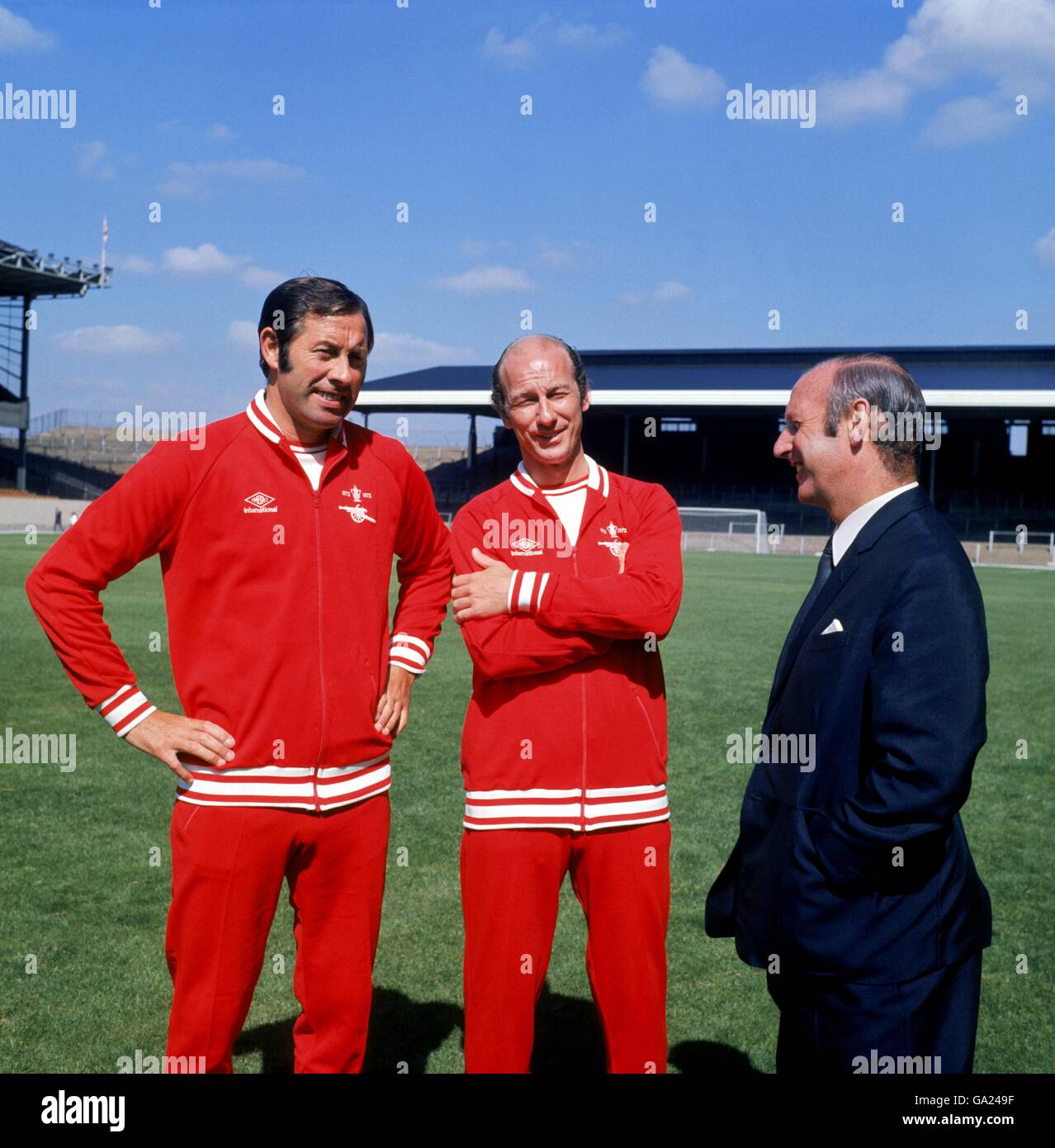 Arsenal manager Bertie Mee (r) talks to physiotherapist Fred Street (c ...