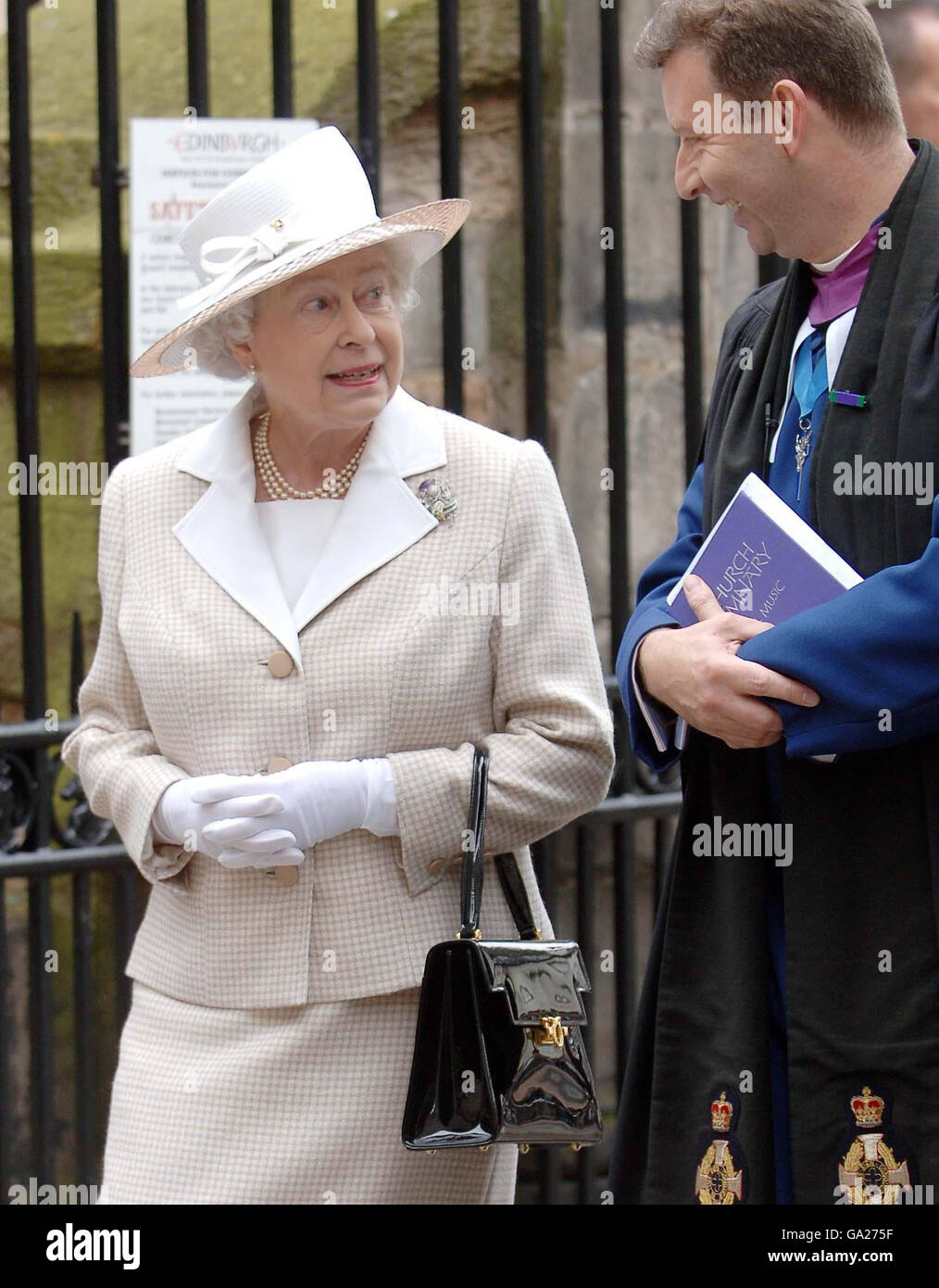 Queen attends church in edinburgh hi-res stock photography and images ...
