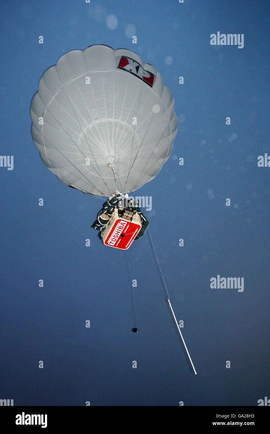 David Hempleman-Adams takes to the skies in his helium-filled gas ...