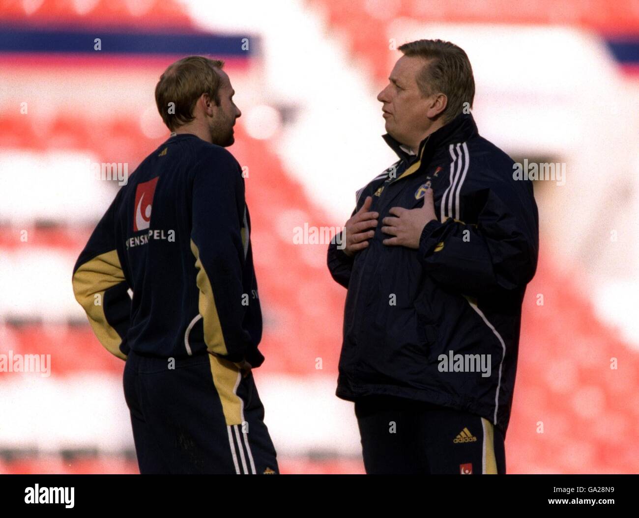 Swedens hakan mild in discussion with coach tommy soderberg hi-res ...