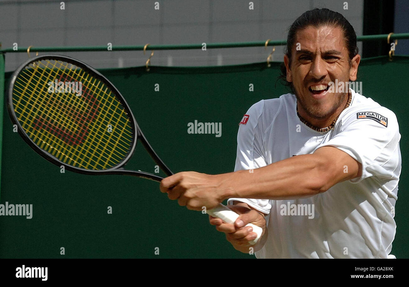 Argentina's Guillermo Canas in action against Australia's Lleyton ...
