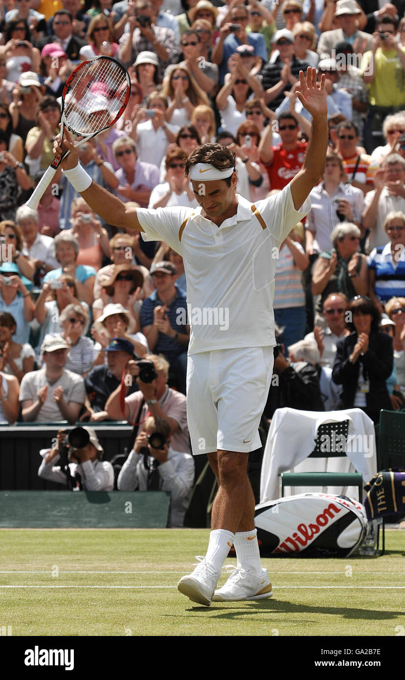 Roger Federer celebrate a straight sets victory over Richard Gasquet to ...