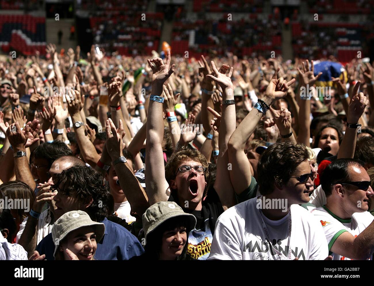 Wembley crowd concert hi-res stock photography and images - Alamy