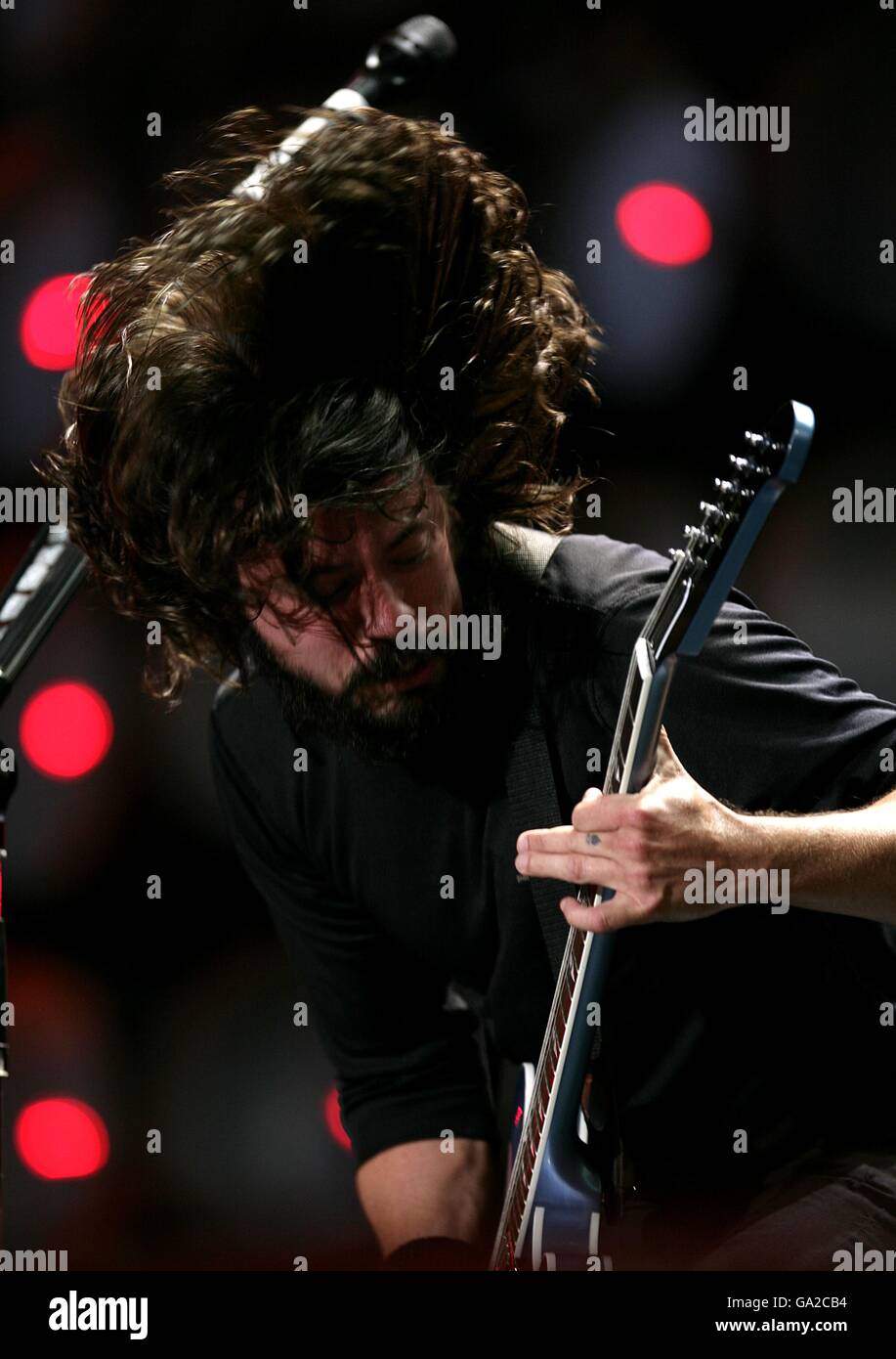 Half length top mid dave grohl hi-res stock photography and images - Alamy