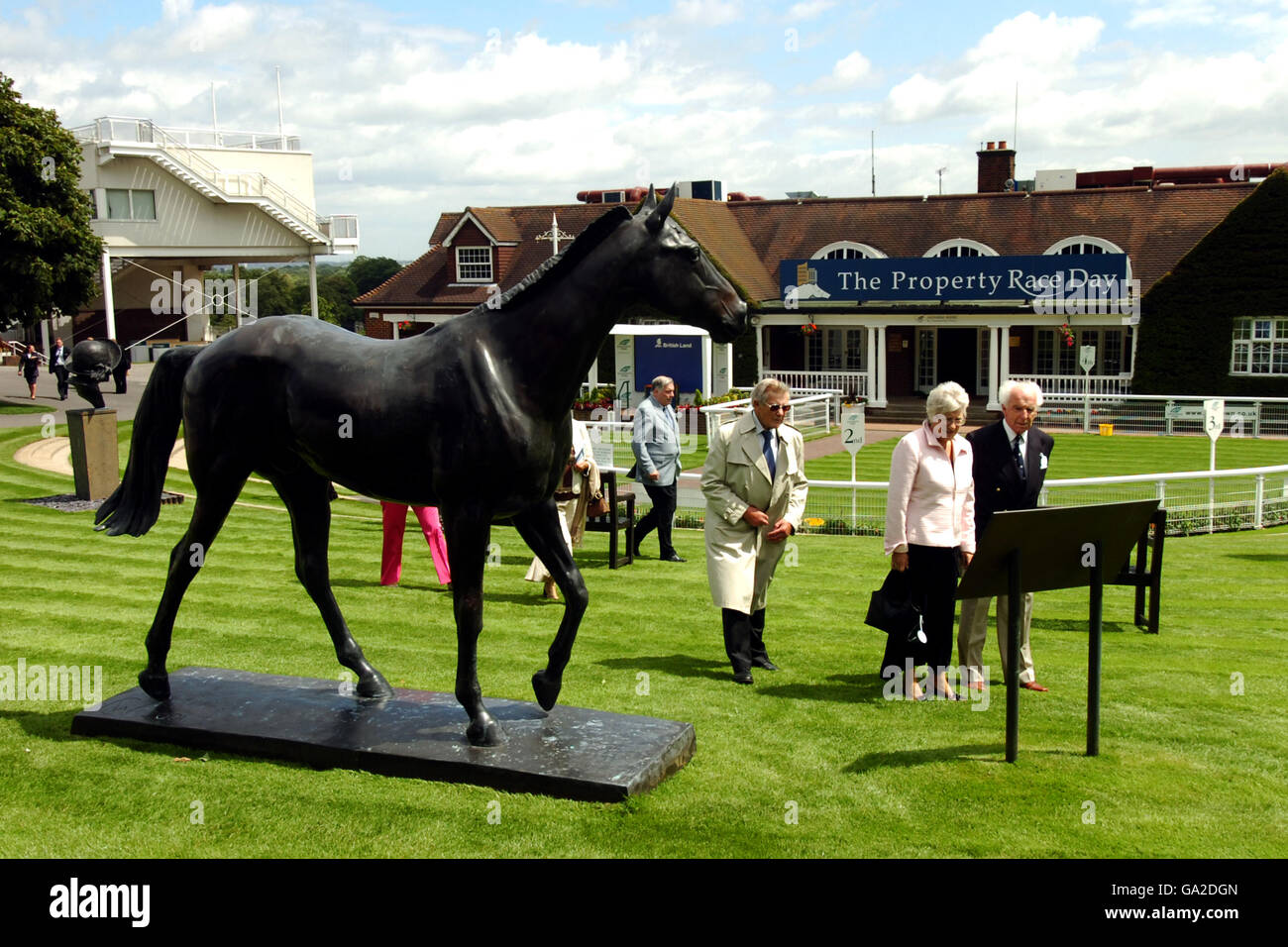 Entertainment on Ladies Day at Sandown park racecourse Stock Photo - Alamy