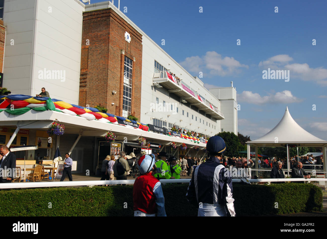 Kempton park racecourse grandstand hi-res stock photography and images ...