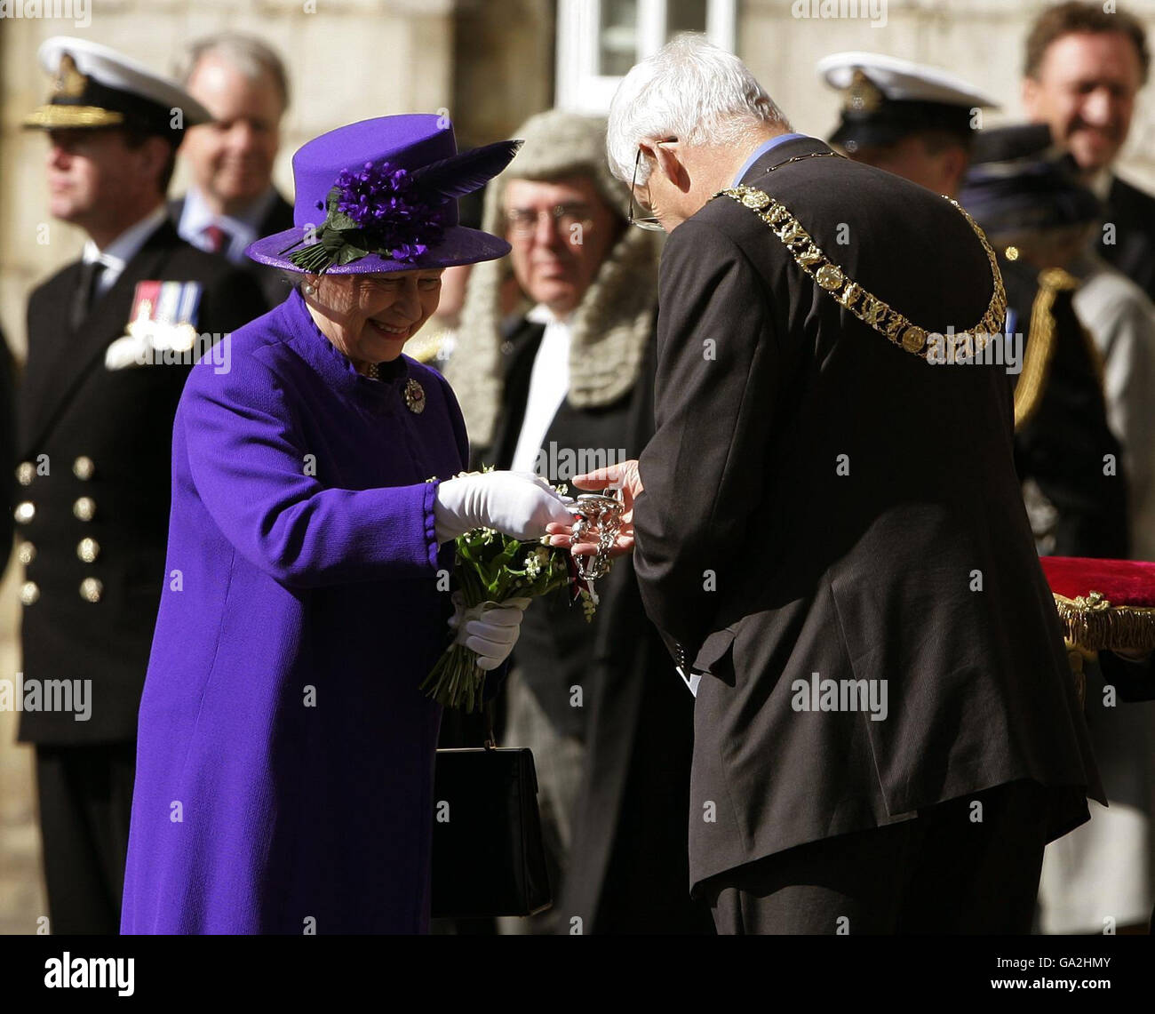 Queen be handed keys city in ancient ceremony hi-res stock photography ...