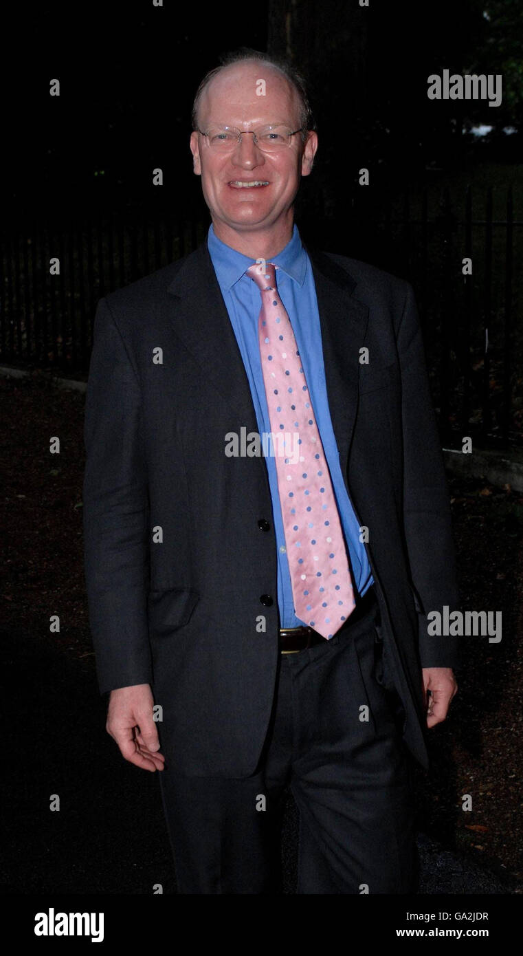 David willetts arrives conservative ball in grounds royal chelsea ...