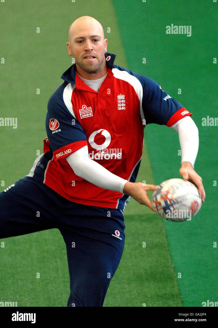 Cricket catching practising hi-res stock photography and images - Alamy