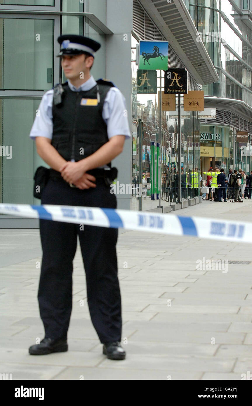 Traffic pcso outside lloyds tsb bank on victoria street hi-res stock ...