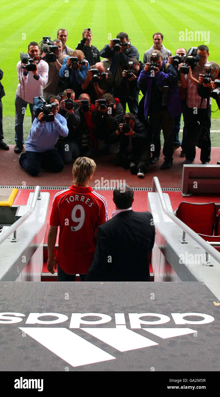 Fernando torres liverpool signing hi-res stock photography and images ...