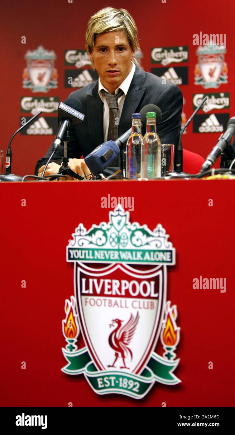 Fernando torres liverpool signing hi-res stock photography and images ...