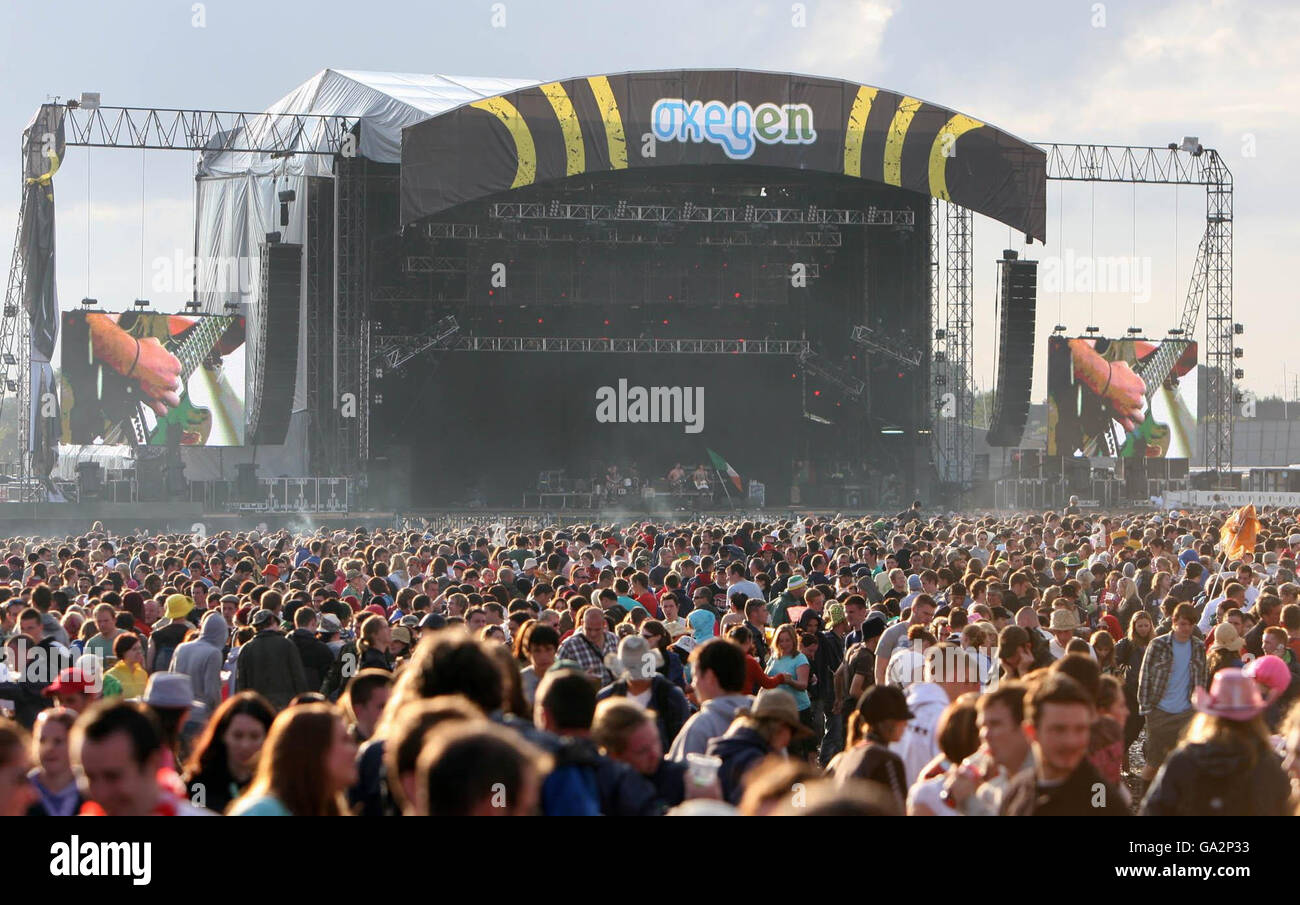 Thousands watch the the Goo Goo Dolls in the main stage at the Oxegen ...