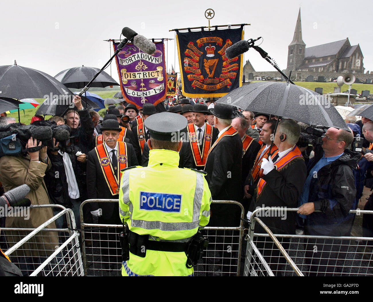 Drumcree march. Orangemen protesting at Drumcree Bridge Stock Photo - Alamy