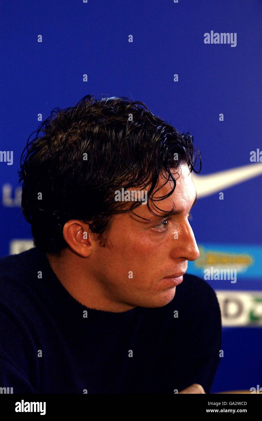 Signing robbie fowler hi-res stock photography and images - Alamy