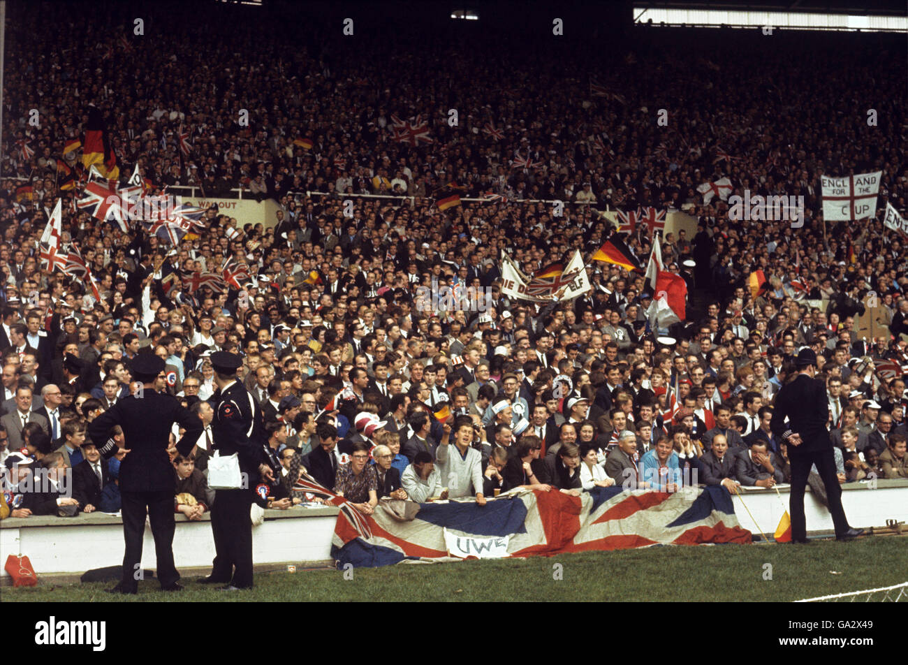 England v West Germany - 1966 World Cup Final - Wembley Stadium. Crowd ...