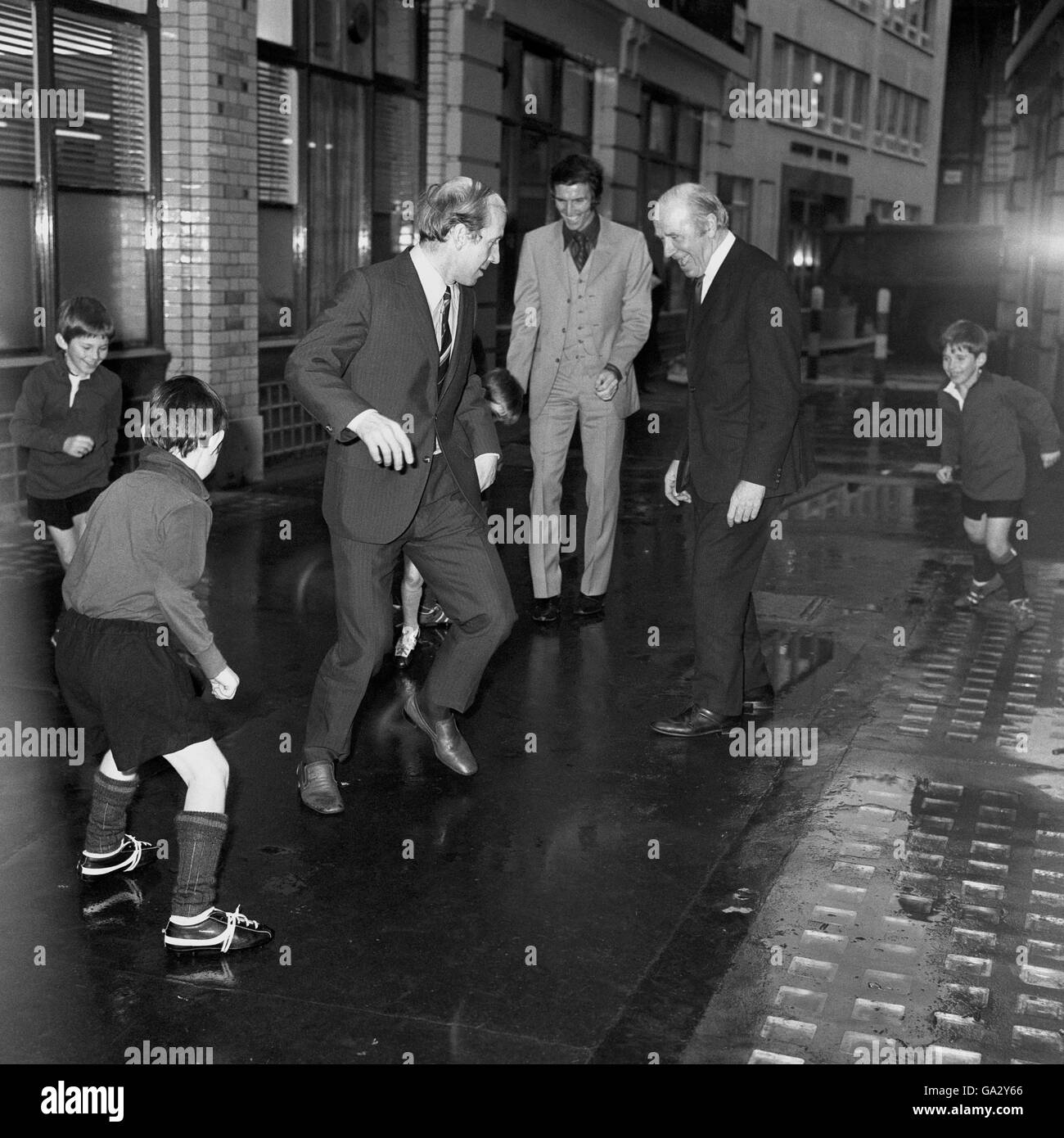 Derek Dougan (cente) of Wolverhampton Wanderers, Chairman of the ...