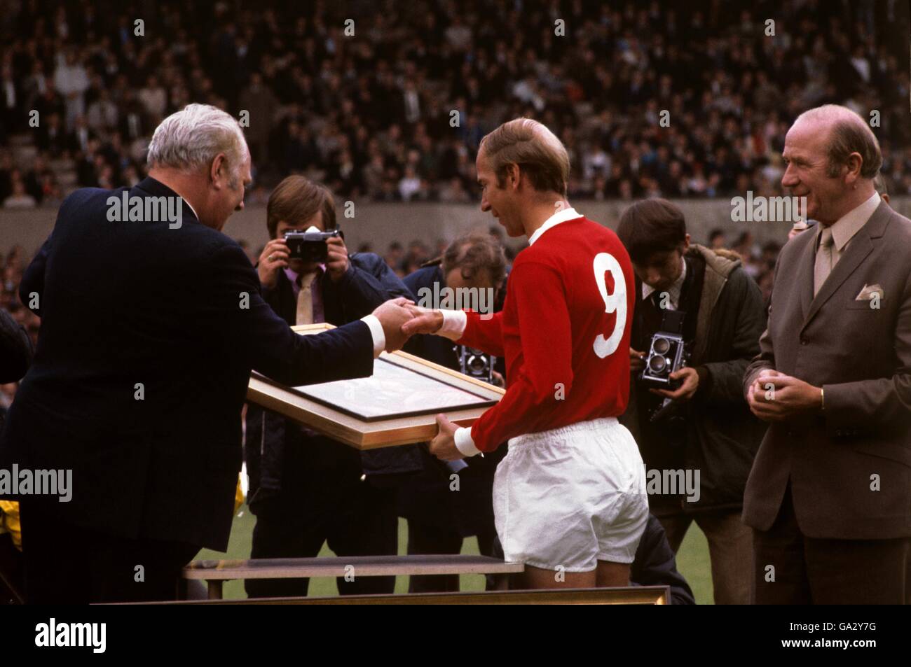 Football soccer mid length half shaking hands hi-res stock photography ...