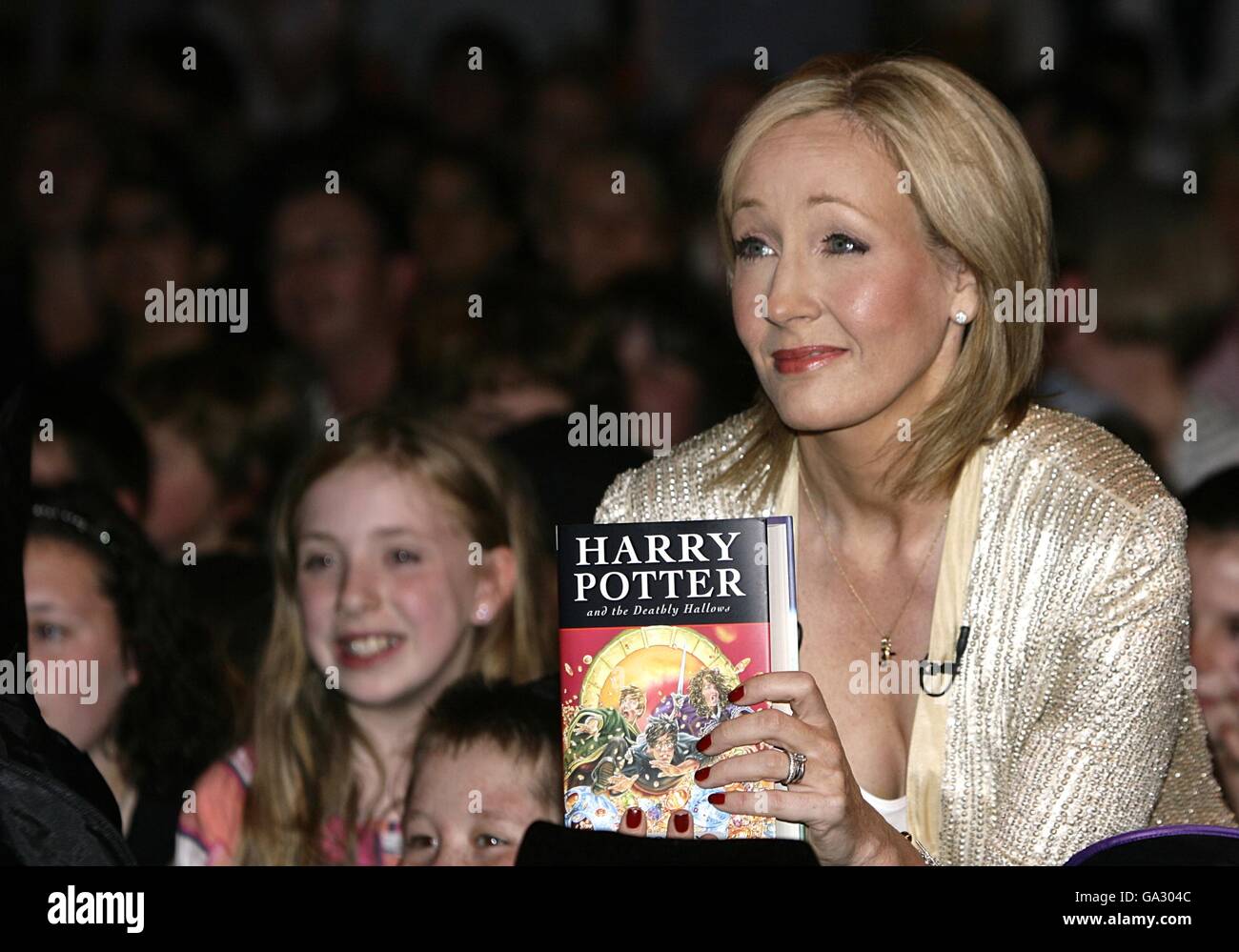 Jk rowling signing book hi-res stock photography and images - Alamy