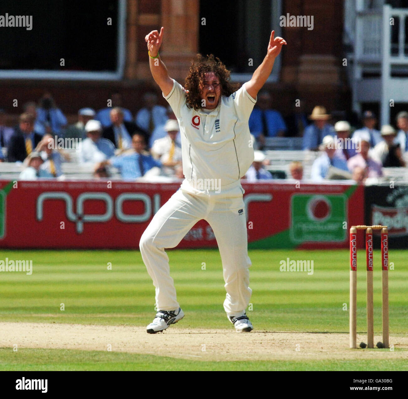 England's Ryan Sidebottom celebrates bowling out India's Anil Kumble ...