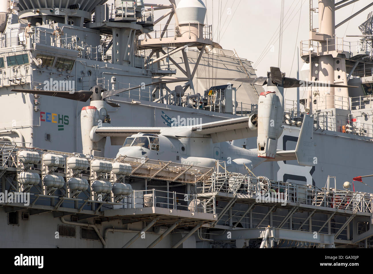 Uss makin island hi-res stock photography and images - Alamy