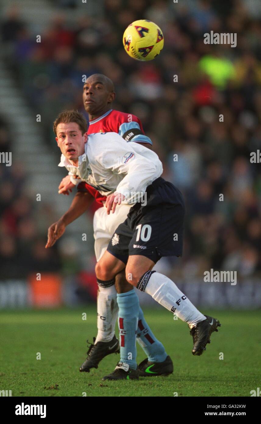 Preston's Steve Basham battles with Burnley's Ian Cox Stock Photo - Alamy