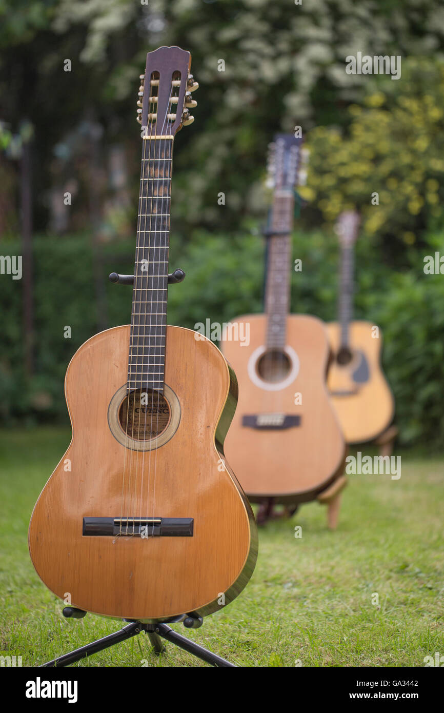 Vintage acoustic guitars hi-res stock photography and images - Alamy