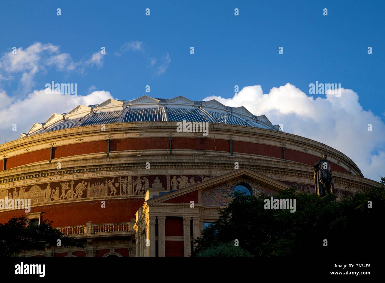 Royal albert hall exterior hi-res stock photography and images - Alamy