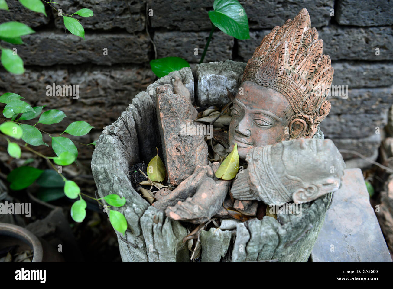 a garden and Buddha terracota of Mr Ban Phor Linag Meuns Terracota Art ...