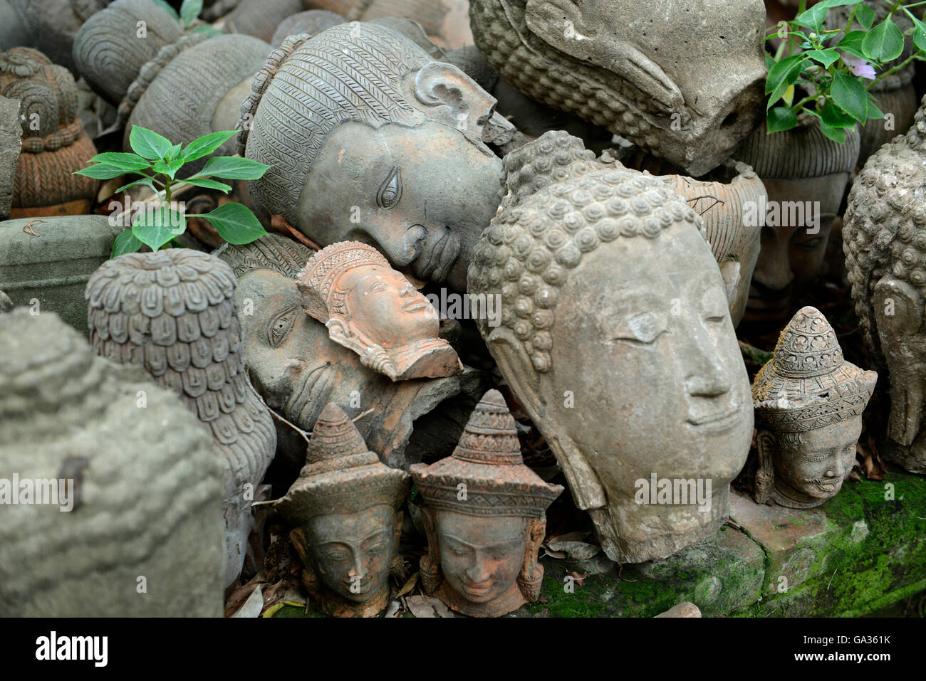 a garden and Buddha terracota of Mr Ban Phor Linag Meuns Terracota Art ...