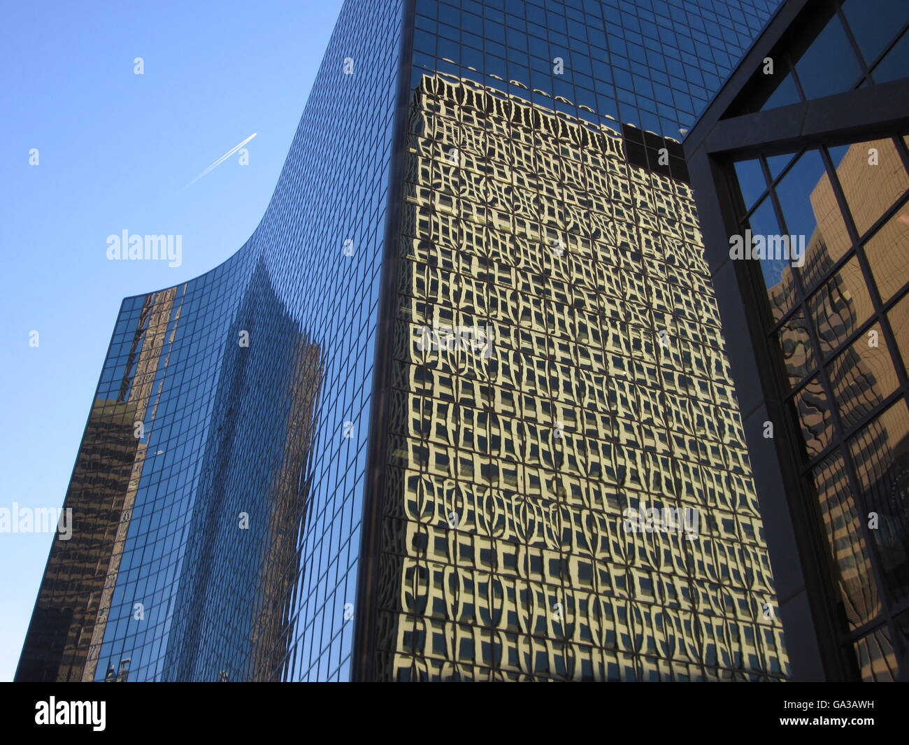 Chicago curved glass office building hi-res stock photography and ...