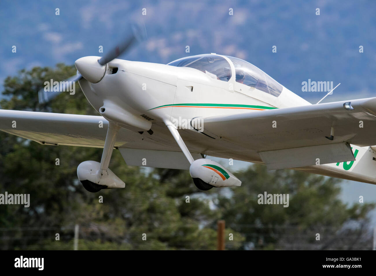 Modern plane flying hi-res stock photography and images - Alamy