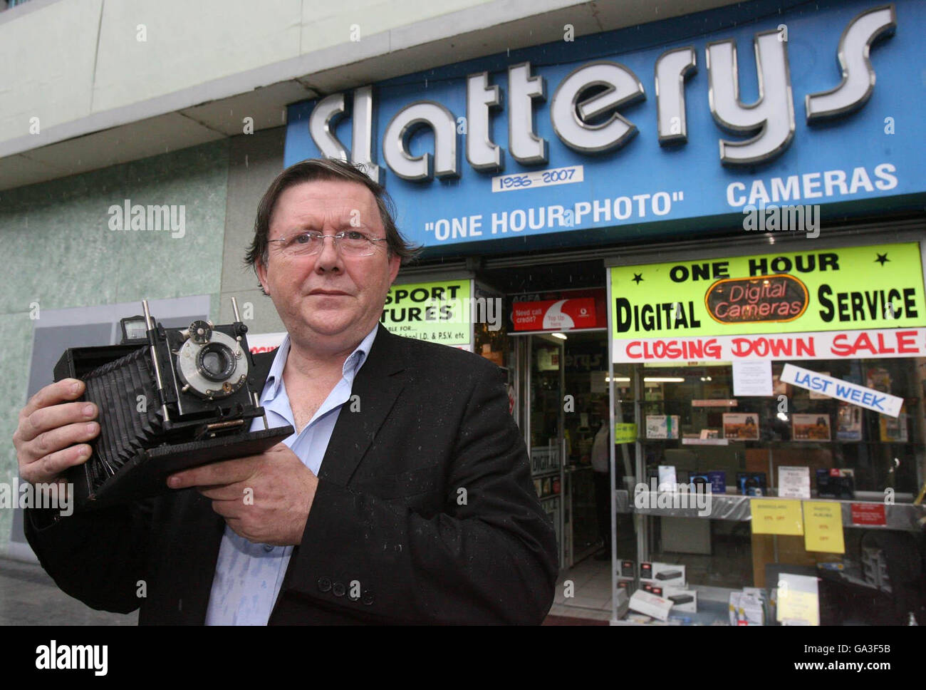 Camera shop closes Stock Photo - Alamy