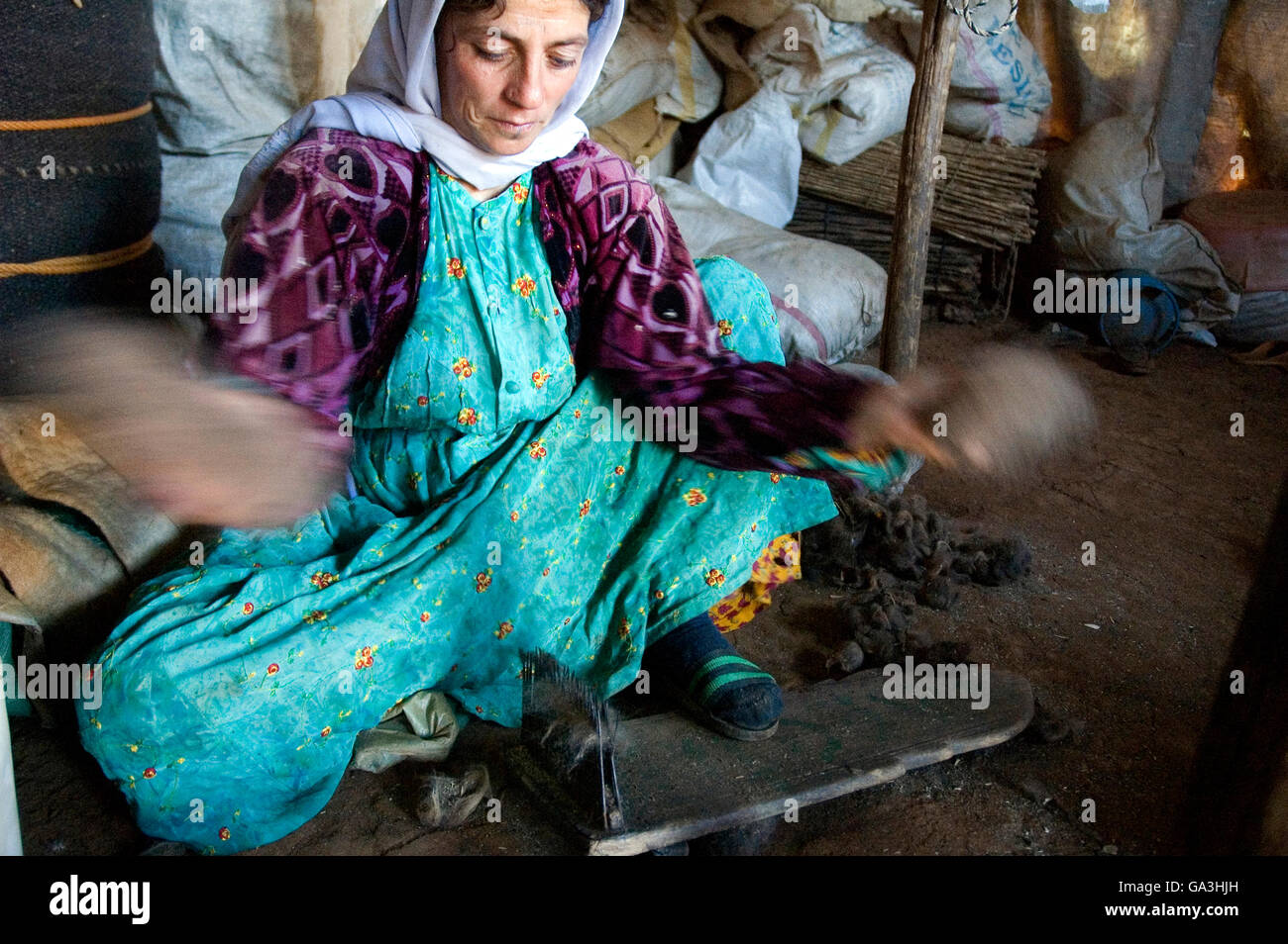 Woman making pattern yarn hi-res stock photography and images - Alamy