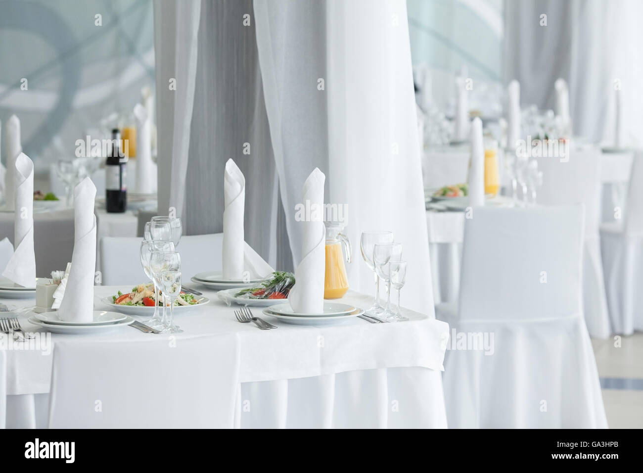 White restaurant interior hi-res stock photography and images - Alamy