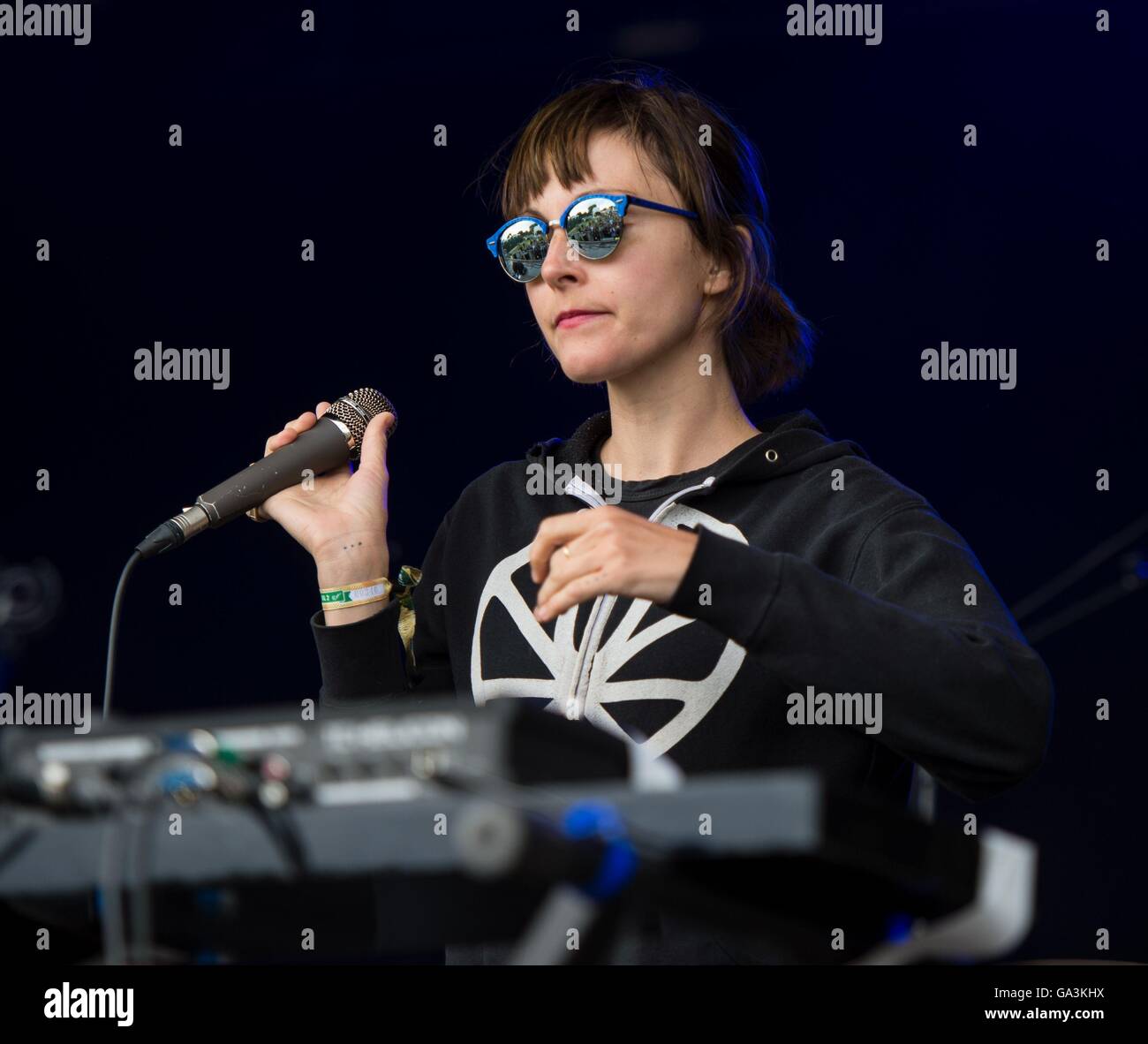 Channy leaneagh performing hi-res stock photography and images - Alamy